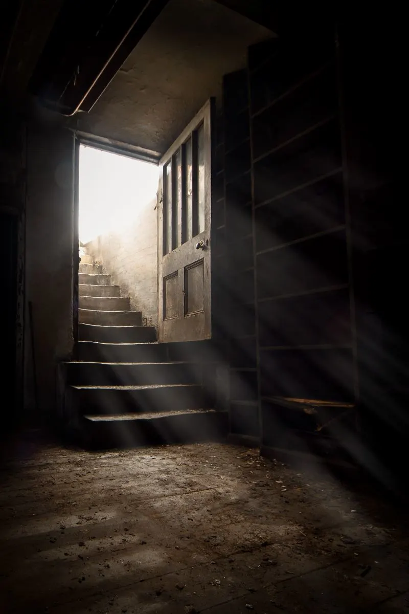 13 Clear Signs A Deceased Loved One Is Near You - Insight state